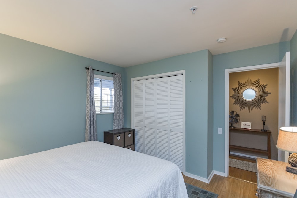 Downtown Riverfront Condo Conveniently Located Near Broadway Action !! - Nashville, TN