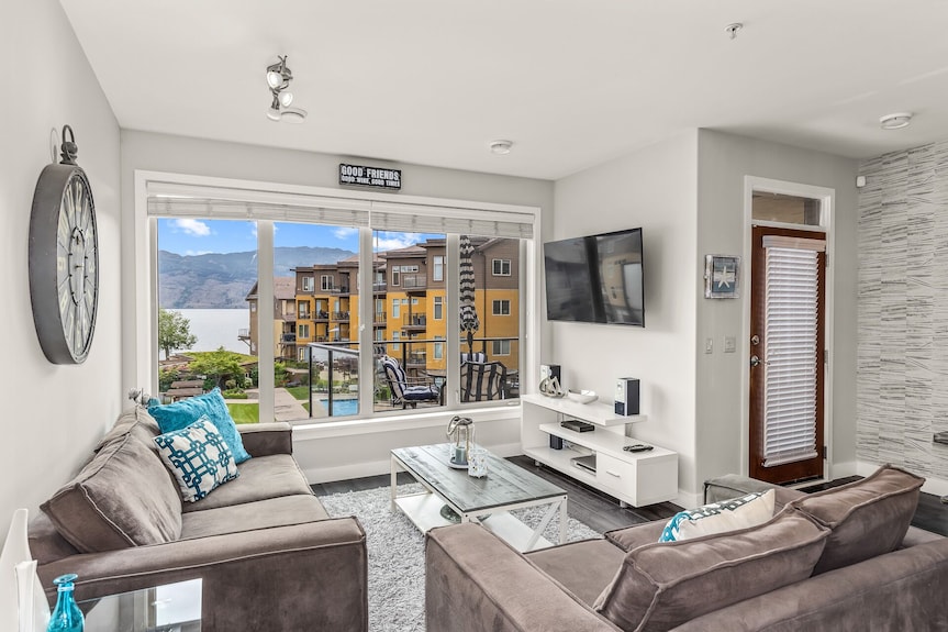 Luxury Beachfront Penthouse Suite. Approved For Short-term Rentals. - Kelowna