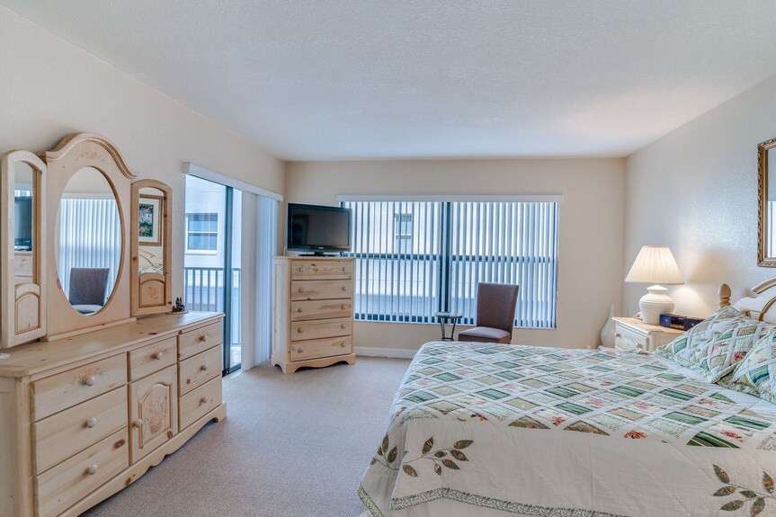2 Br 2 Bath Sandy Shores Condos Right Across The Street From Johnspass Village - St. Pete Beach, FL