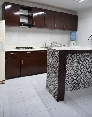 Refrigerador em uma área comum, micro-ondas em uma área comum