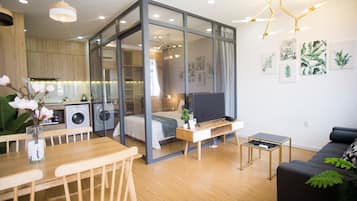 Apartamento, 1 quarto (Unit 2) | Sala de estar | Televisor LCD