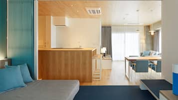 Suíte luxo, para não fumantes | Cofres nos quartos, escrivaninha, espaço de trabalho para notebook