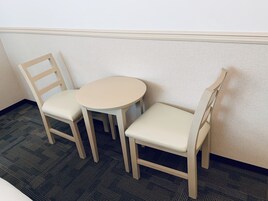 Quarto casal, 1 cama Queen, para não fumantes | Cofres nos quartos, cortinas blackout, ferros/tábuas de passar roupa