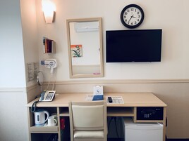 Cofres nos quartos, cortinas blackout, ferros/tábuas de passar roupa