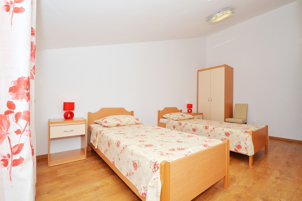 Katarina 2 Ferienwohnung Mit Meeresblick, Nur 20m Vom Kiesstrand - Trogir