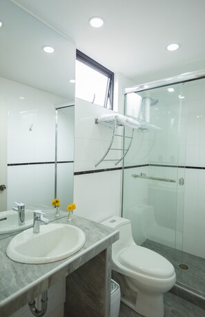 Suíte família, várias camas | Banheiro | Chuveiro, produtos de toalete grátis, toalhas de banho 