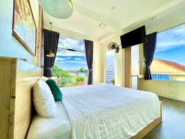 Quarto Triplo Deluxe | Minibar, cofre no quarto, secretária, Wi-fi grátis