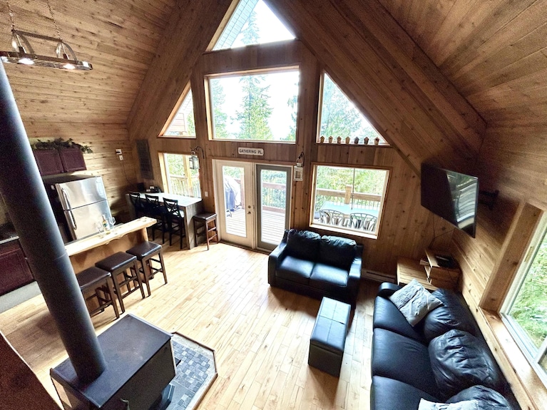 Cozy Cariboo Cabin W/ Hot Tub - Shuswap Vacations And Sledding Accommodation - British Columbia