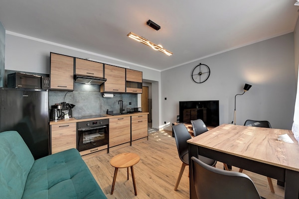 Apartamento | Kitchenette privada | Um frigorífico, uma placa de cozinha, uma cafeteira/bule