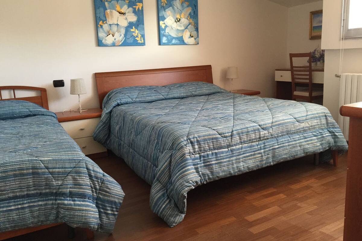 Quarto casal | Cortinas blackout, berços grátis, Wi-Fi de cortesia, roupa de cama