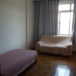 Apartamento, várias camas, não fumadores | Sala | Televisor 