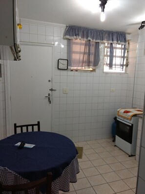 Apartamento Tradicional, várias camas, não fumadores, vista para a praia | Cozinha privada | Um frigorífico, um micro-ondas, um forno, utensílios de cozinha 