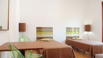 Quarto Duplo, 2 camas individuais, não fumadores | Secretária, Wi-fi grátis, roupa de cama fornecida