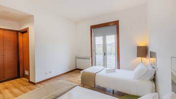 Quarto Duplo, 2 camas individuais, não fumadores | Casa de banho | Um polibã, toalhas fornecidas