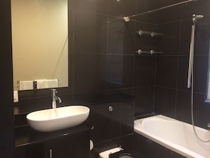 Quarto Duplo Comfort, várias camas, não fumadores | Casa de banho | Toalhas fornecidas, sabão, papel higiénico 