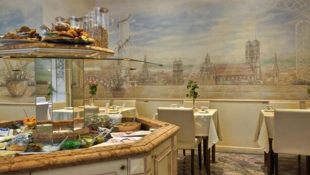 Um restaurante com balcão de mármore, mesas e cadeiras.