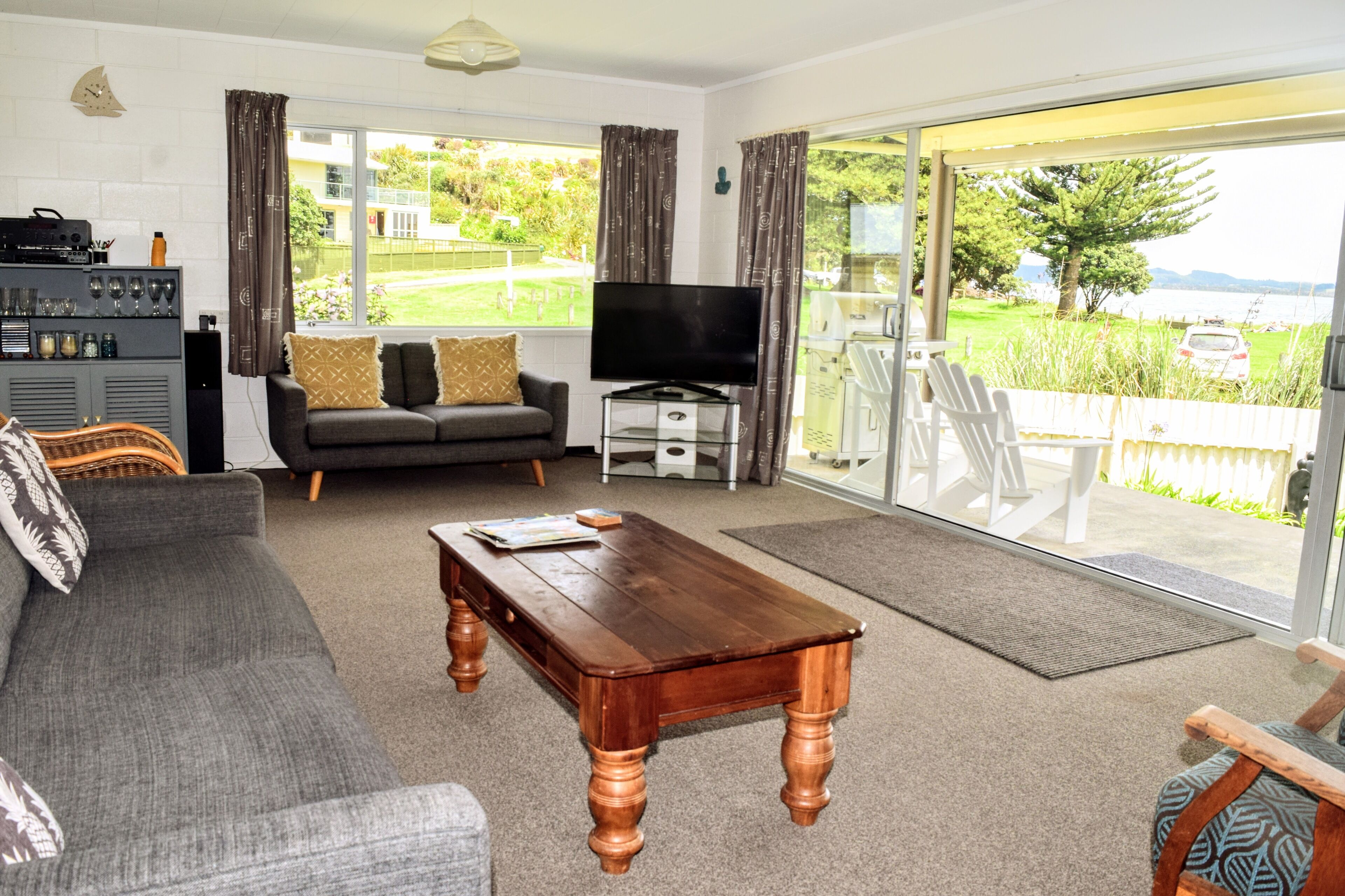 The Bay Retreat - Russell