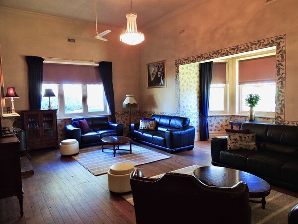 The Ultimate Winter Getaway, Featuring A Spa, Wood Fire And  2pm Check Out! - 