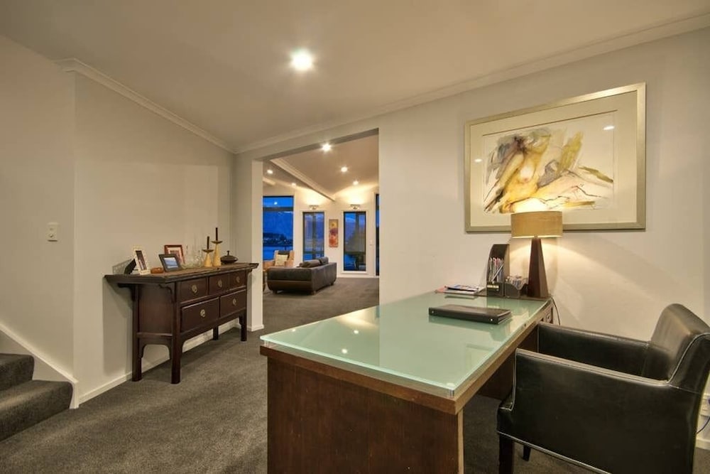 Central Location Walk To Town - Sleeps 10 - Queenstown