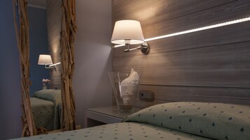 Quarto casal luxo, sacada, vista para o mar | Escrivaninha, Wi-Fi de cortesia, roupa de cama