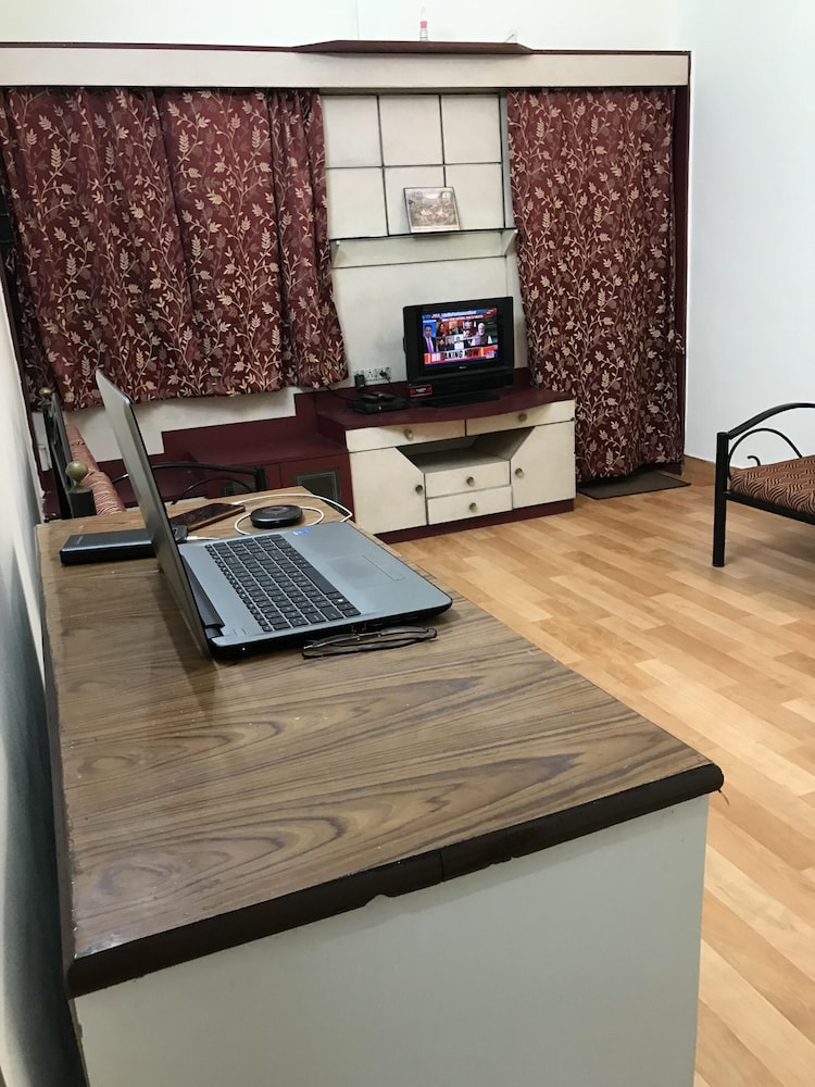 2 Bhk, Two Private Ac Rooms In An Apartment In Central Pune - 푸네