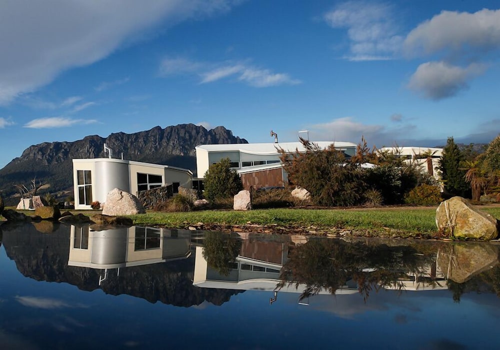 Large Groups! Award Winning Design. Outdoor Lakeside Spa & Total Privacy - Sheffield, Australia