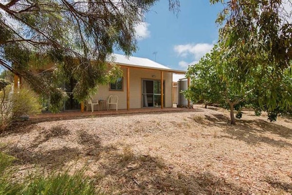 Bundalee Cabins- Pistachio Cabin, Access And Pet Friendly - Port Elliot