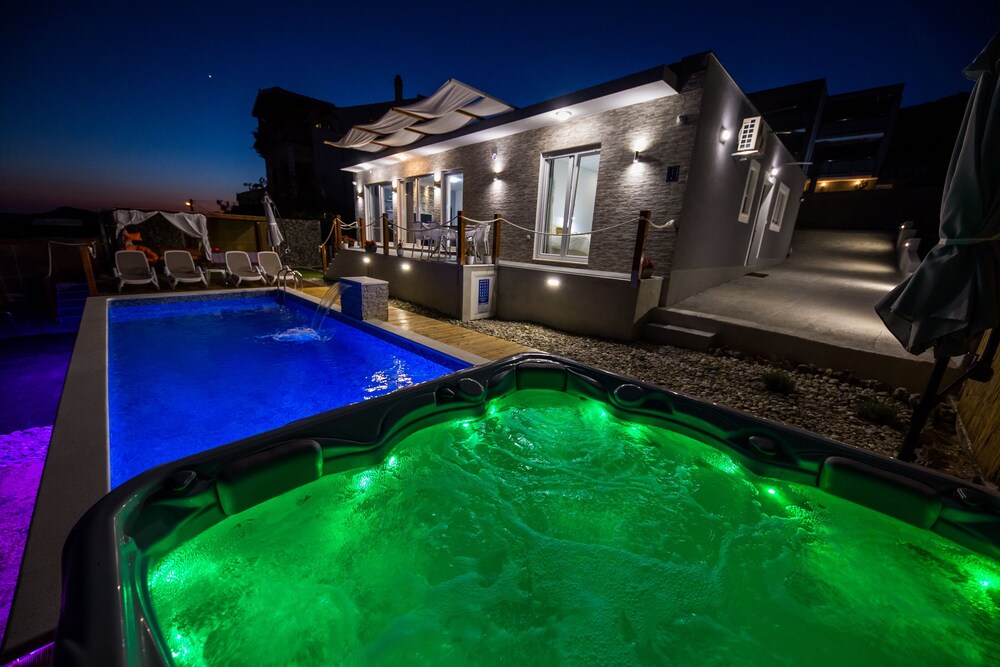 Luxusvilla Hedonist / Pool / Whirlpool / Sauna / Fitnessraum / 5 Schlafzimmer / 5 Bäder, 11p Max - Seget Vranjica