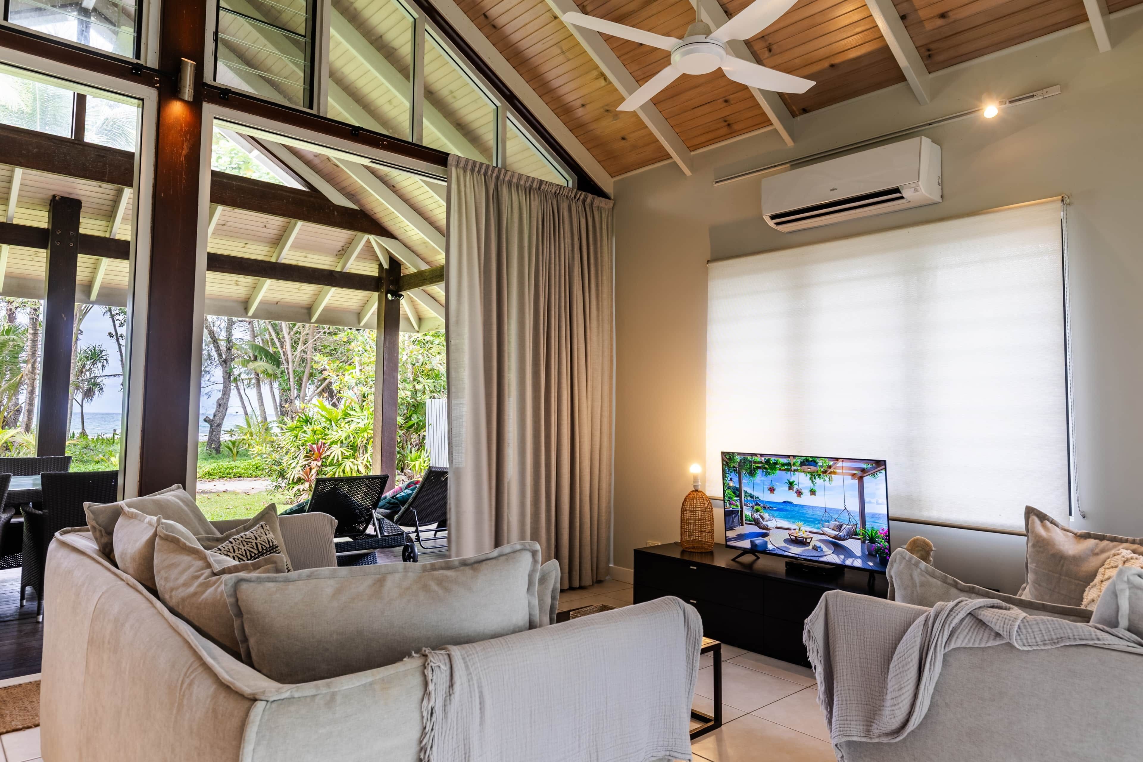 2/24 Donkin - Luxury  - Absolute Beachfront - Mission Beach