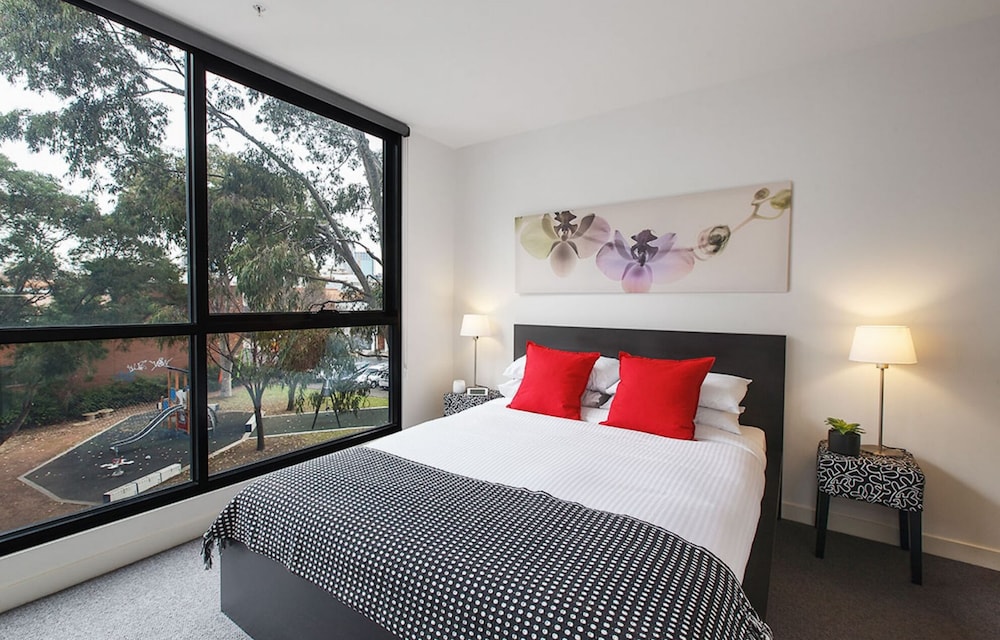 Modern 2 Bed Apartment In Trendy Collingwood - Bayside City