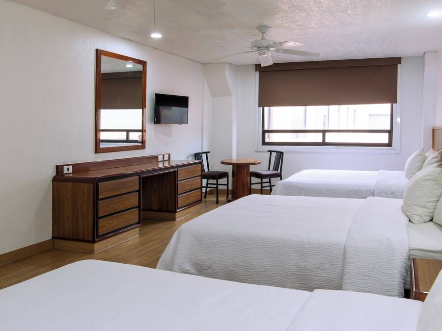 Quarto Triplo (3 camas Queen) | Secretária, secretária adequada para computadores portáteis