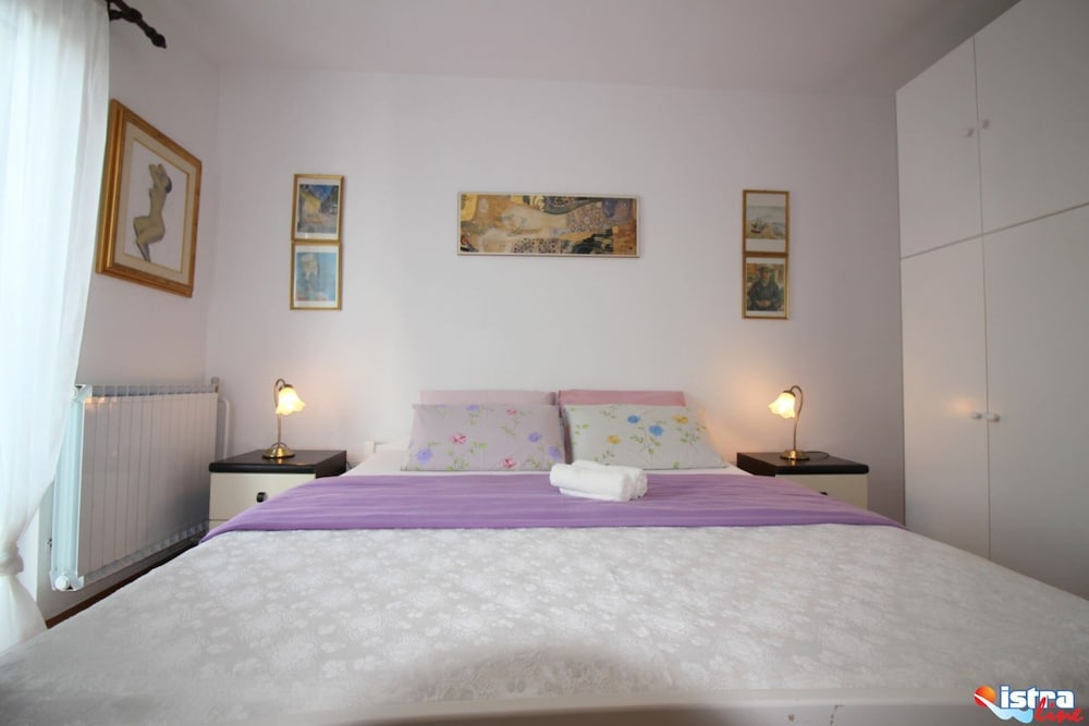 Schönes Ferienhaus Für 6 Personen Mit Schönem Garten Und In Der Nähe Vom Strand - Poreč