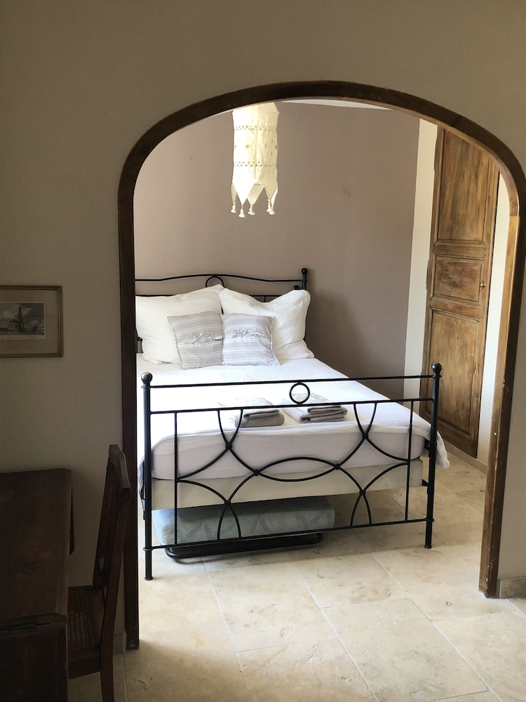 Comfortabel Appartement 100sqm, In Provençaalse Mas Met Grote Tuin En Zwembad - Graveson