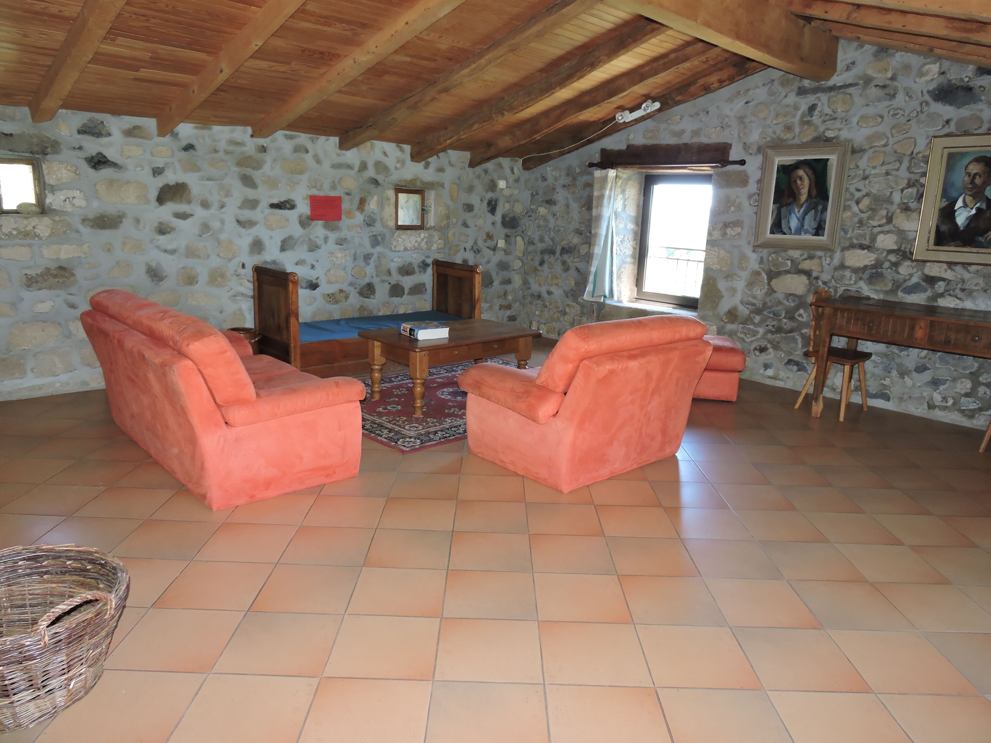 Meublé De 4 à 14 Personnes. Aire Extérieur Privée 300 M². Piscine Commune. - Ardèche