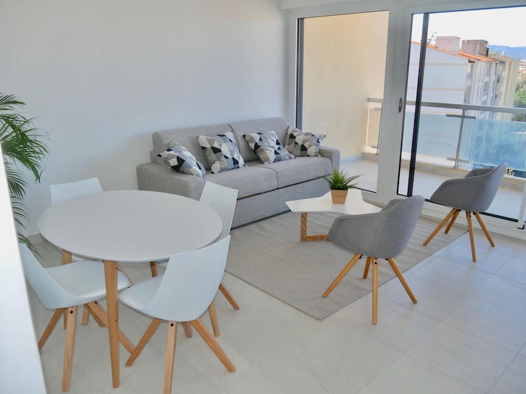 T2 Rénové Climatisé En Centre Ville, Vue Dégagée - Fréjus