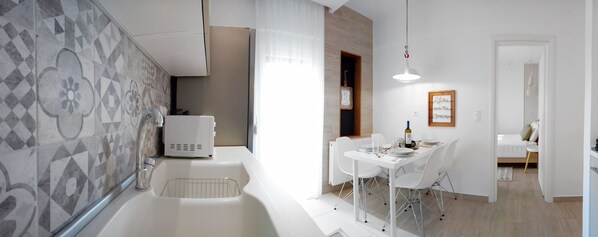 Geladeira grande, micro-ondas, fogão, cooktop