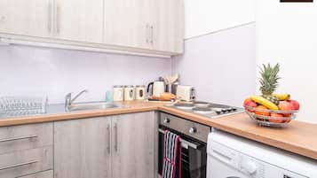 Um frigorífico/congelador grande, um micro-ondas, um forno