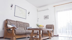Apartamento, 3 quartos, vista para o mar | Área de estar | Smart TV, Netflix