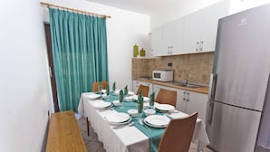 Apartamento, 4 quartos, vista para o mar | Opções para refeição no quarto