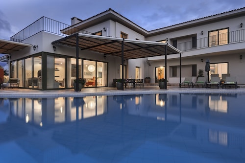 Ultieme Luxe Accommodatie Aan Zee Met Golfservices Op Cyprus - Cyprus