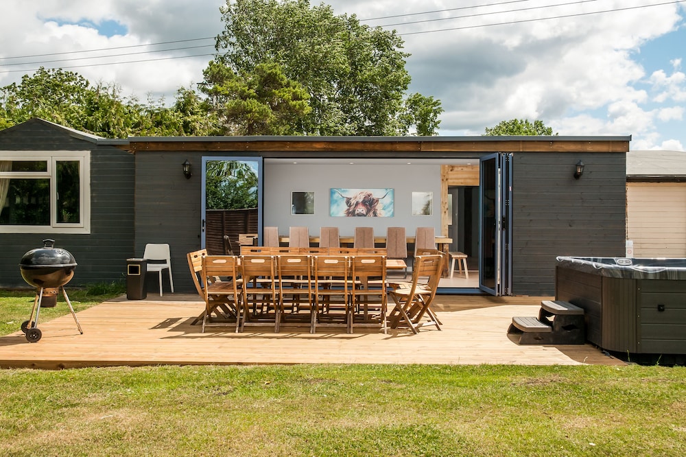 Luxury Cabin In Great Location, Hot Tub, Sleeps 18 - Bristol