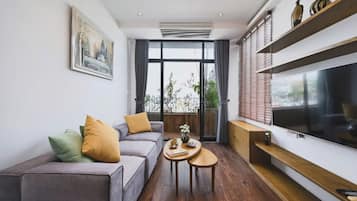 Suite Familiar, 2 quartos, banheira, Vista para a cidade | Televisão