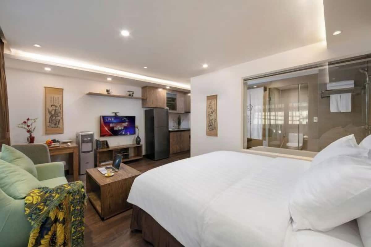 1 quarto, cofre no quarto, secretária