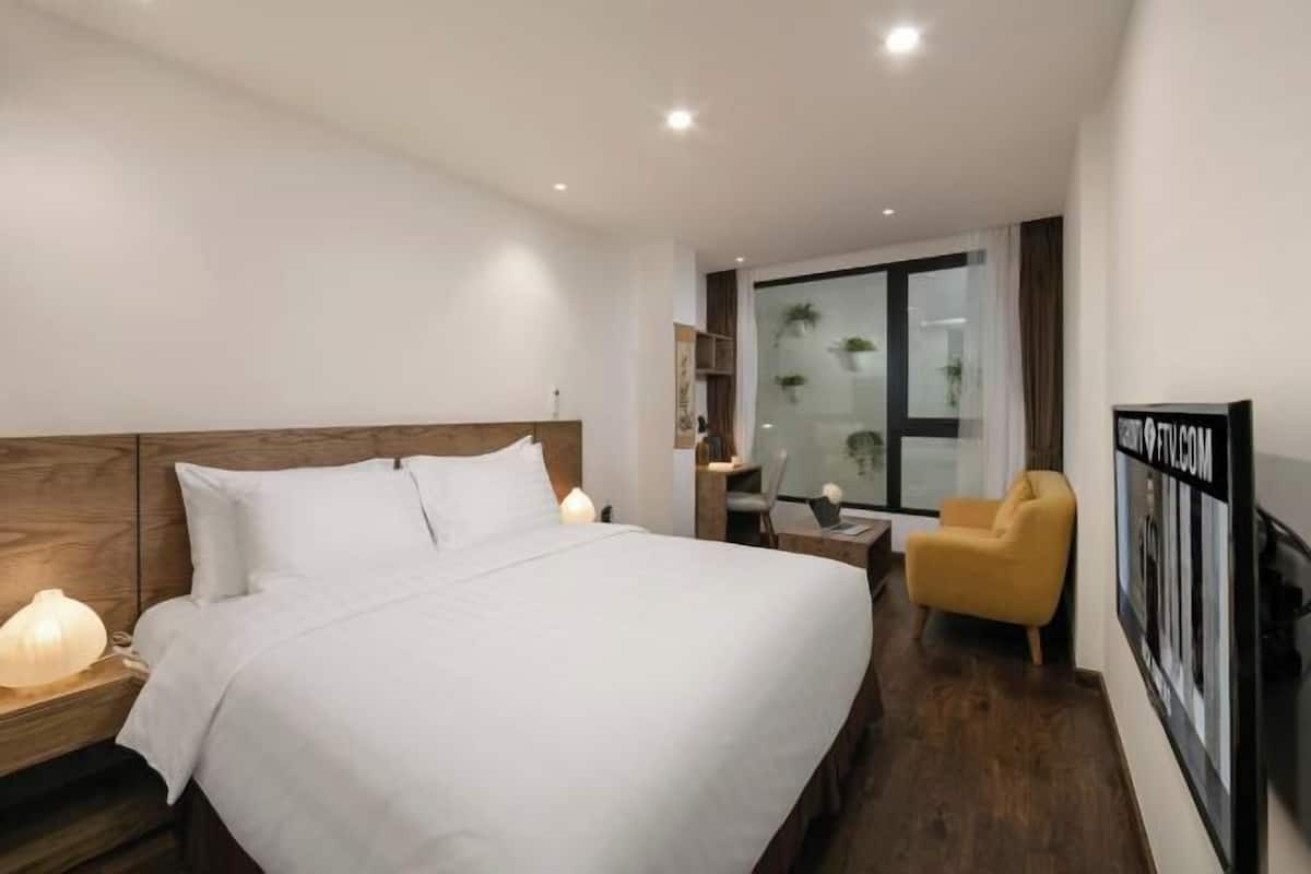 1 quarto, cofre no quarto, secretária