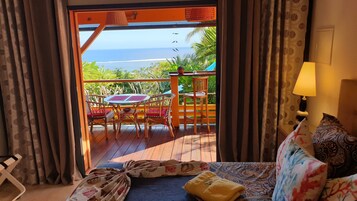 Bungalow Comfort, banheira de hidromassagem grande, vista para a lagoa | Cofre no quarto, com decoração personalizada 