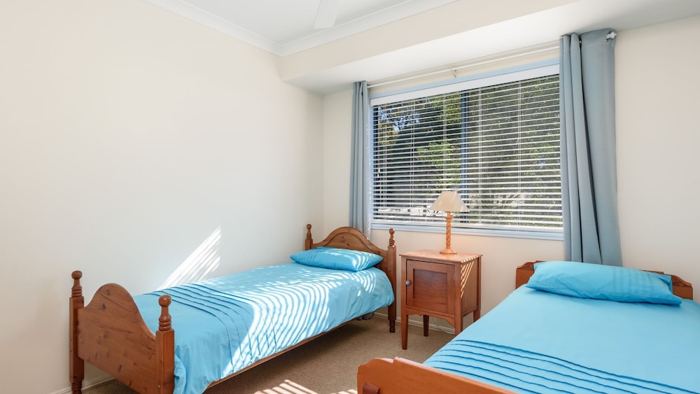 Stylish 4 Bedroom Home Only A Stroll To The Ocean - Rainbow Beach