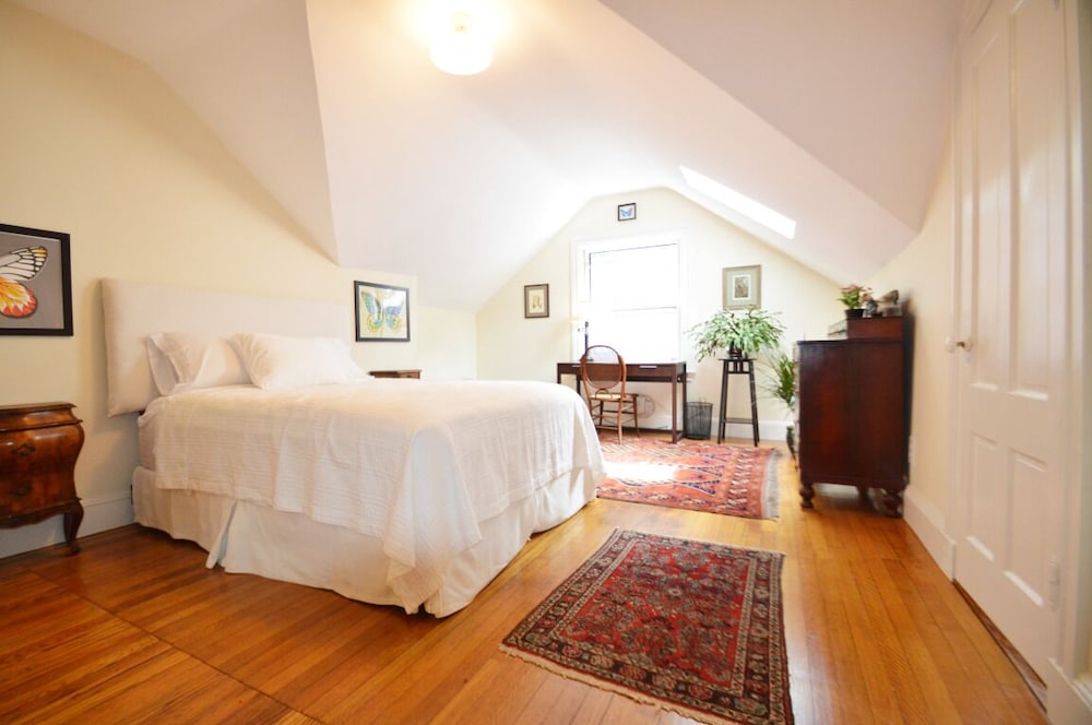 Bright And Sunny Apartment In Victorian Cottage - Cranston, RI