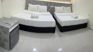 Quarto Familiar, vista para o jardim | Cofre no quarto, secretária