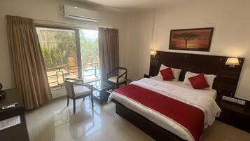 Signature Room, 1 Queen Bed, Pool View | Roupa de alta qualidade, camas de colchão pillowtop