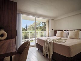 Two-Bedroom Maisonette with Garden View | Minibar, cofre no quarto, secretária, ferro/tábua de engomar 